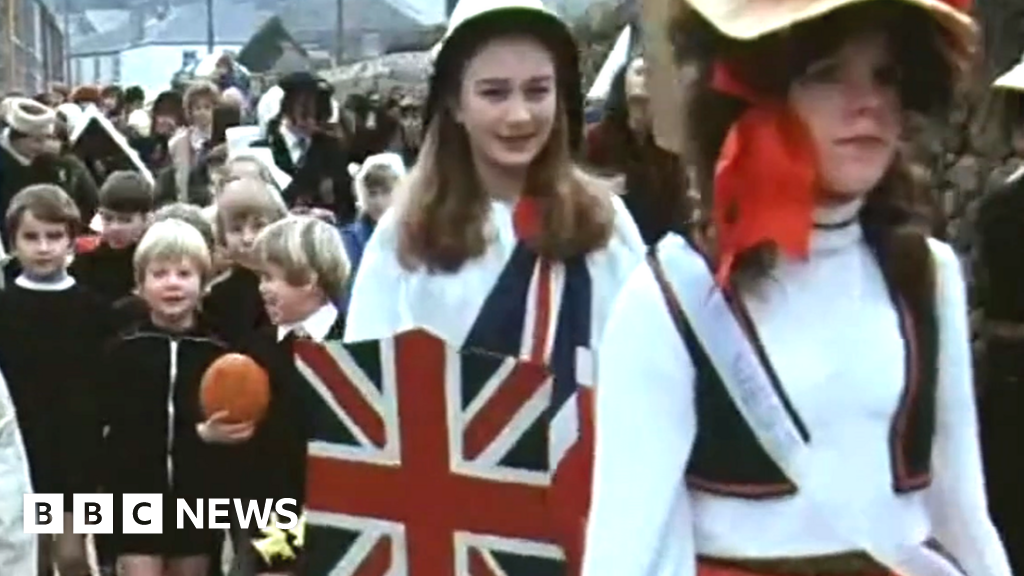 Brexit: The Devon village that held an EEC-joining party - BBC News