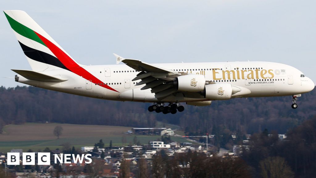 Emirates looks to windowless planes - BBC News