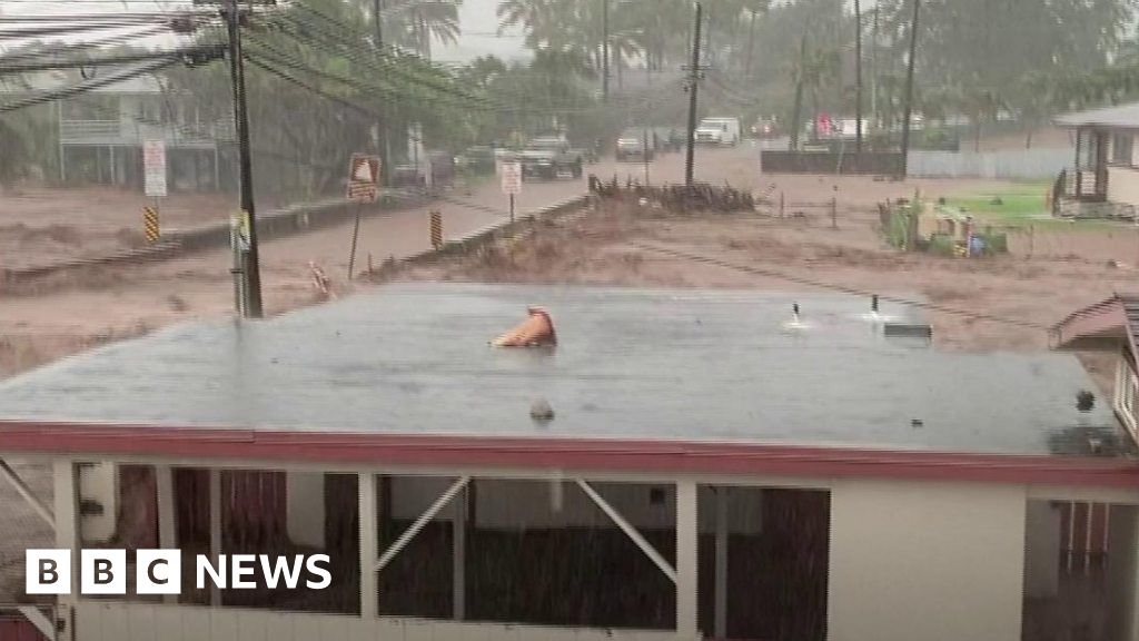 Hawaii flooding prompts state of emergency - BBC News
