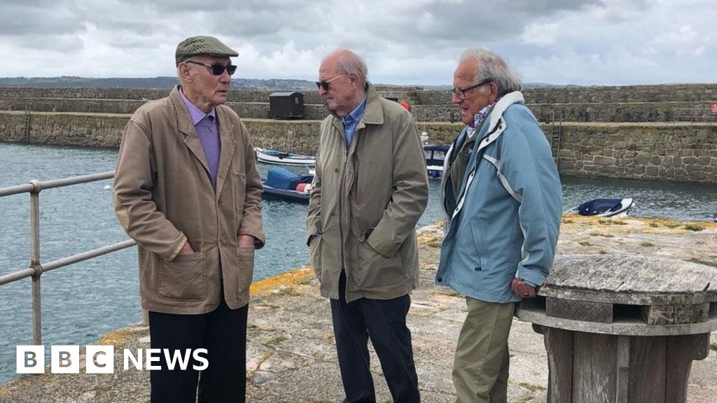 Dutch documentary crew visits Cornwall with WW2 evacuee trio - BBC News