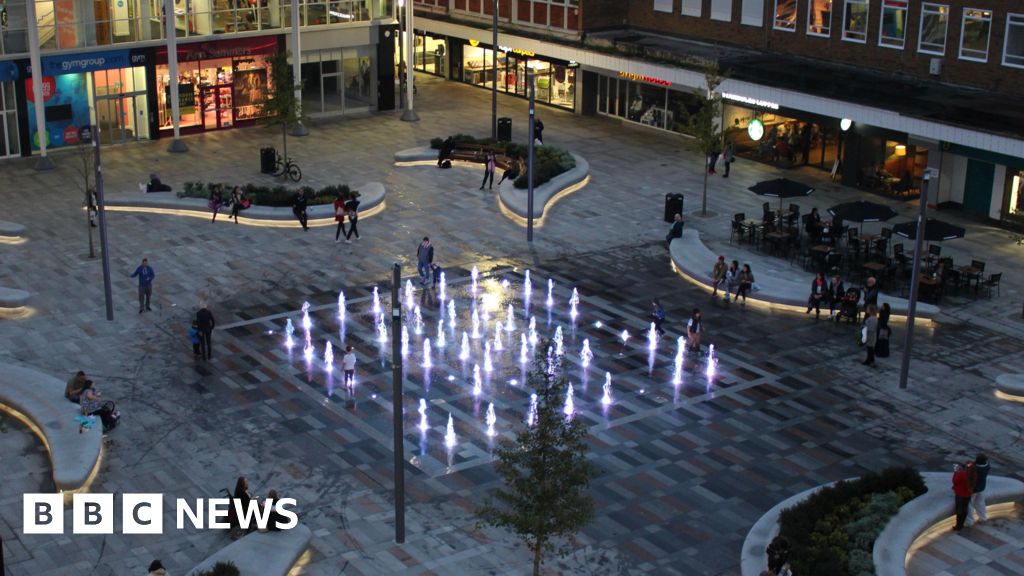 Crawley: Mayor to switch on Queens Square fountain - BBC News