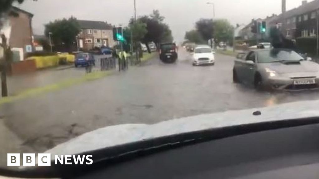 Heavy rain and flash floods cause Edinburgh travel chaos - BBC News
