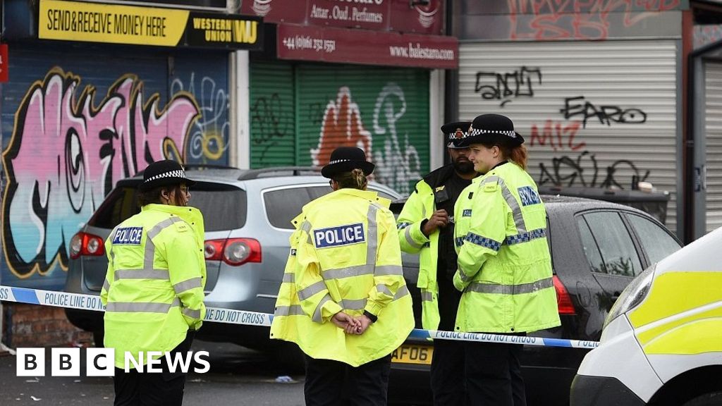 Moss Side shooting: Girl, 12, among three still in hospital - BBC News