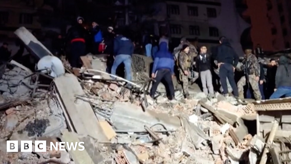 Turkey earthquake demolishes buildings in Malatya - video - BBC News