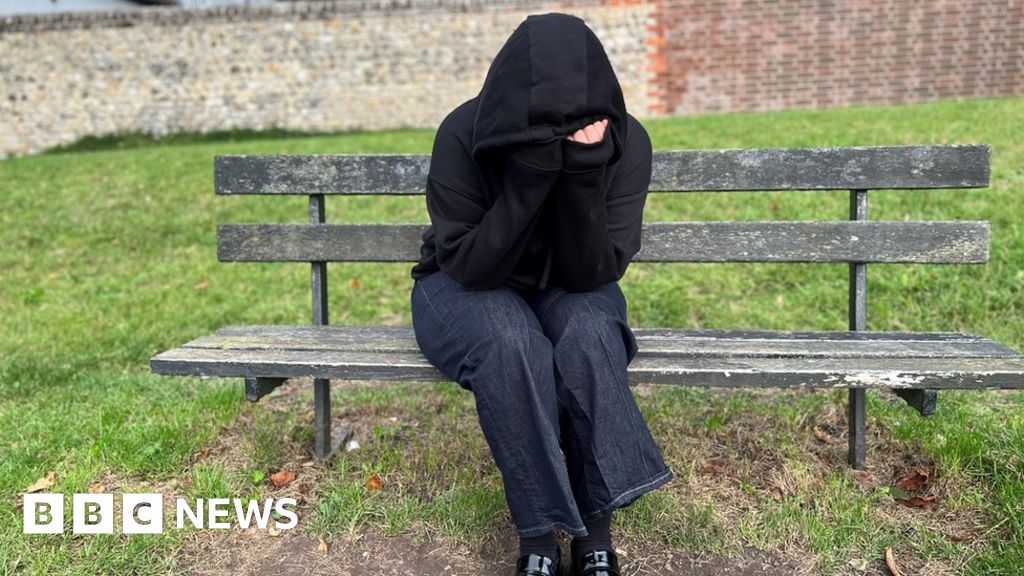 Swindon female asylum seekers moved with 10 hours' notice - BBC News