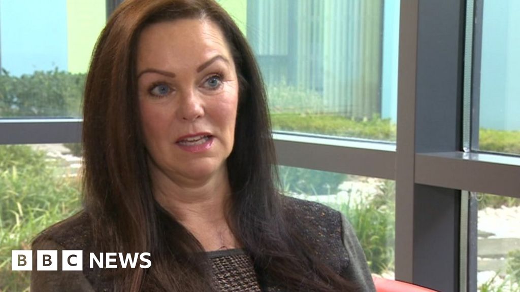'Groundbreaking' operation to replace woman's heart valves - BBC News