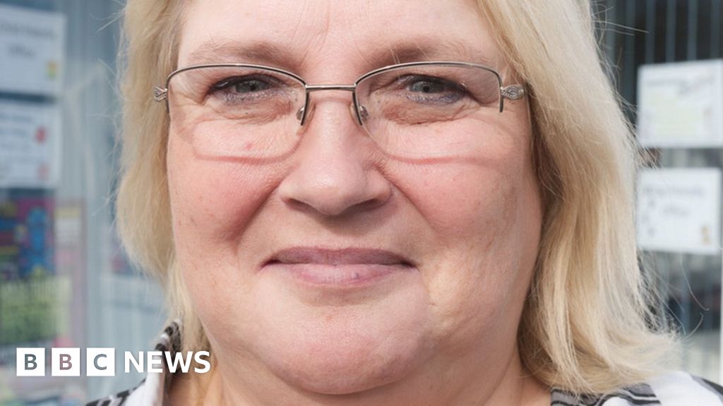 The Jaywick volunteers delivering essentials to those in need - BBC News