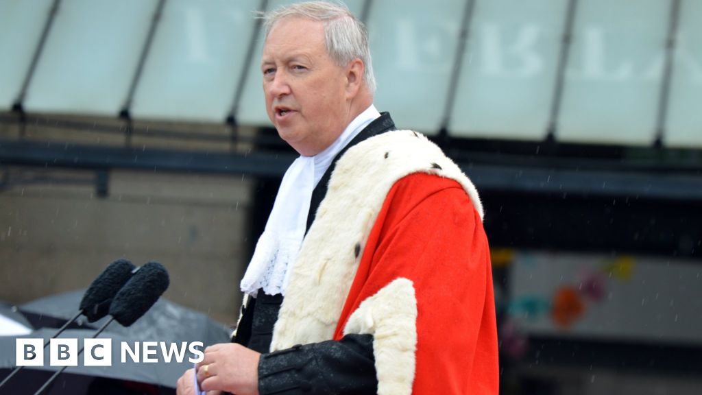 Jersey's Bailiff keeps dual role as speaker and chief judge - BBC News