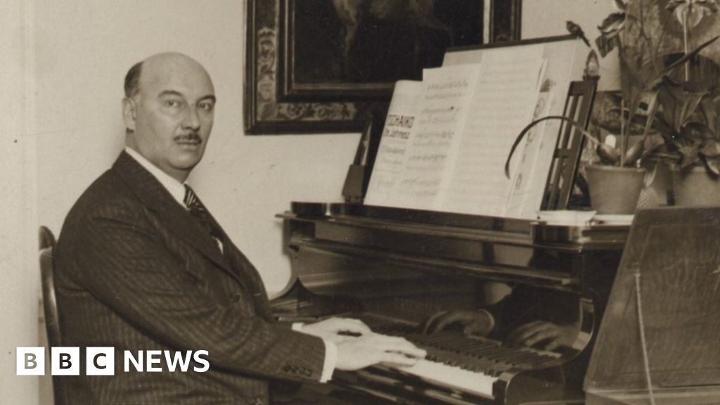 Lord Berners: Flamboyant lord's possessions auctioned - BBC News