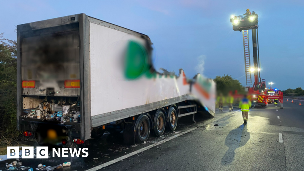 Lorry fire closes two lanes on M4 in Wiltshire - BBC News