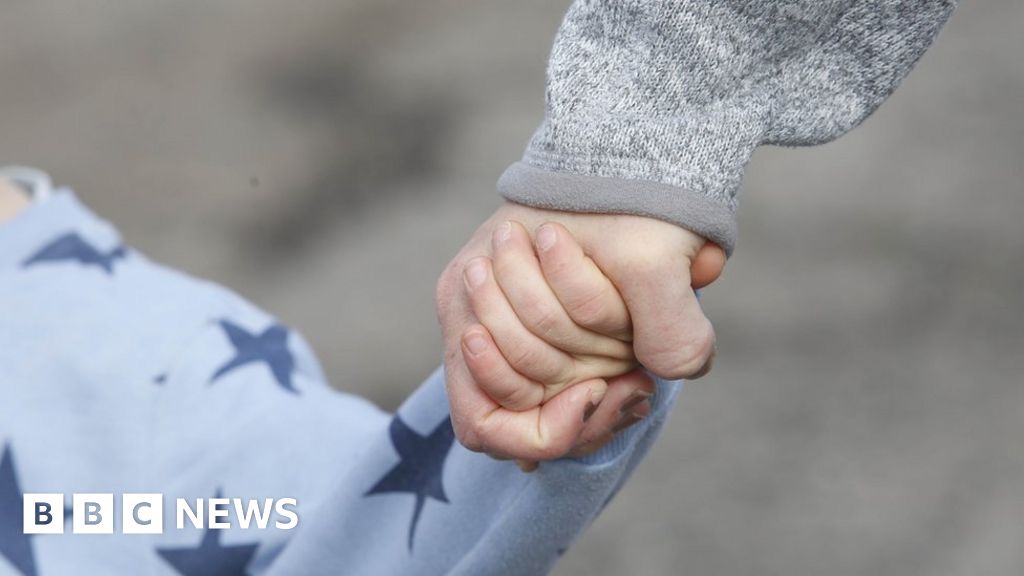 Coronavirus: Coping with behavioural issues during lockdown - BBC News