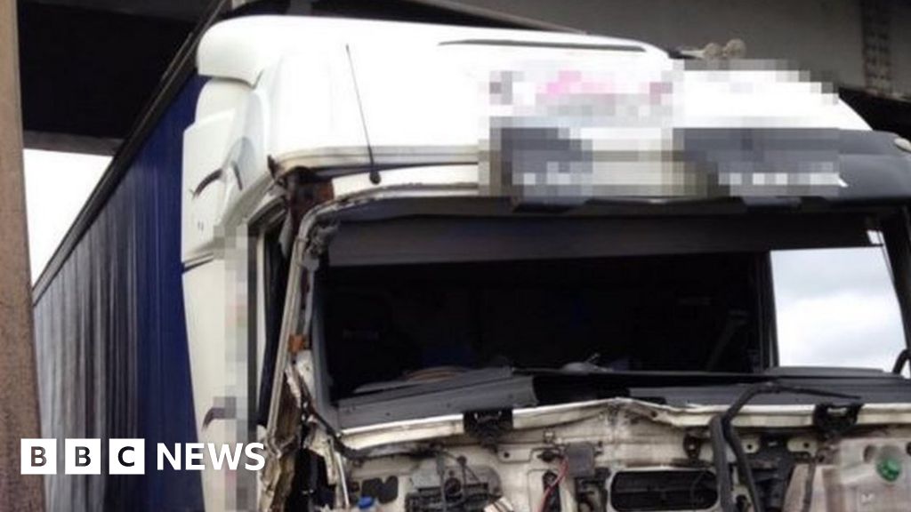 M5 near Worcester shut after lorry hits bridge - BBC News