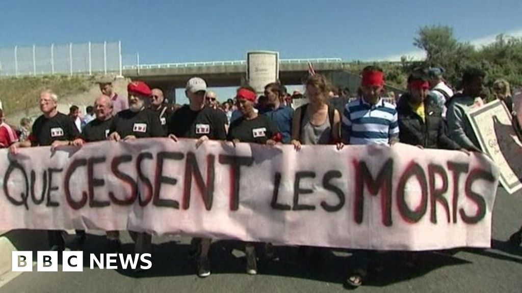 Protest against new mile-long Calais migrant fence - BBC News