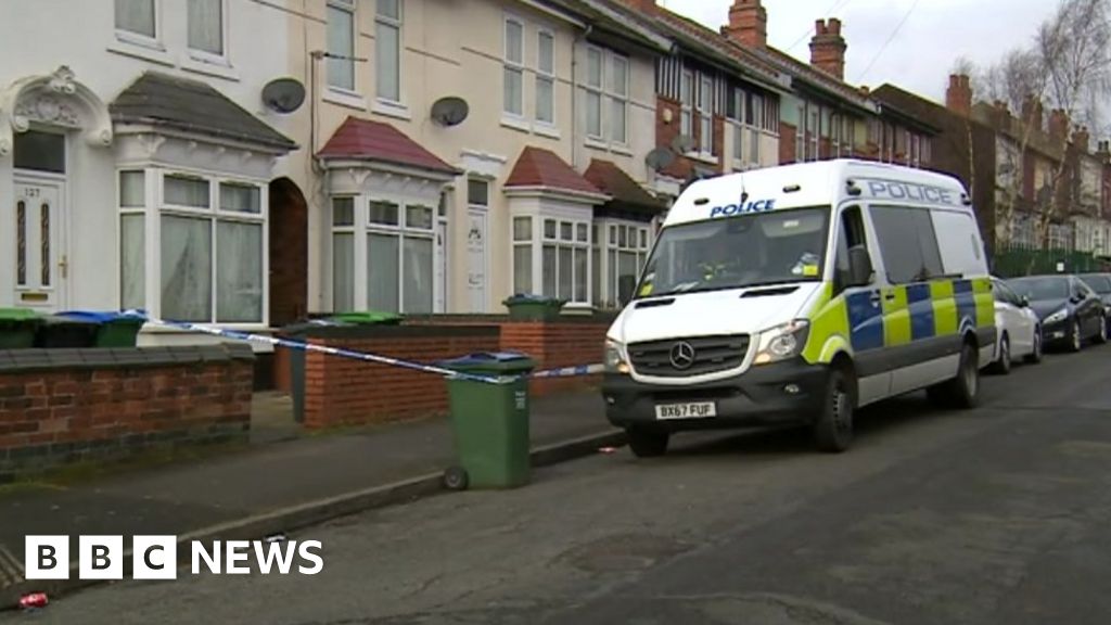 Smethwick stabbing: Boy, 16, in serious condition - BBC News