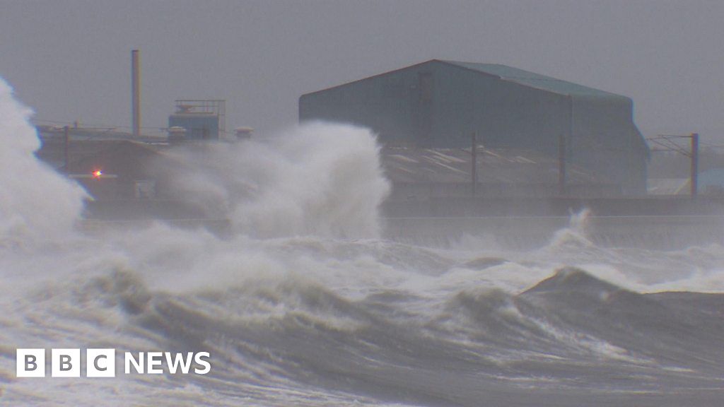 Storm Erik hits Scottish coast - BBC News