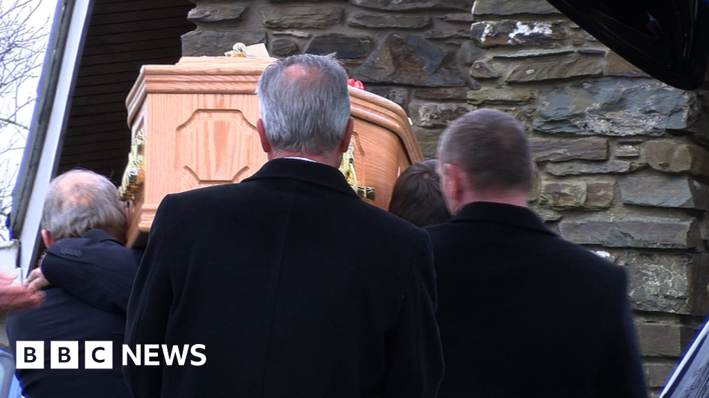Albert Gubay: Funeral held for Kwik Save billionaire - BBC News