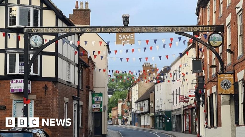 Ashbourne pub sign: Calls for black head sign to return - BBC News