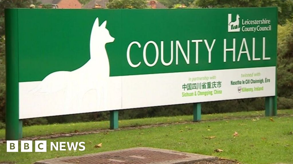 Leicestershire County Council budget: Further 500 posts could go - BBC News