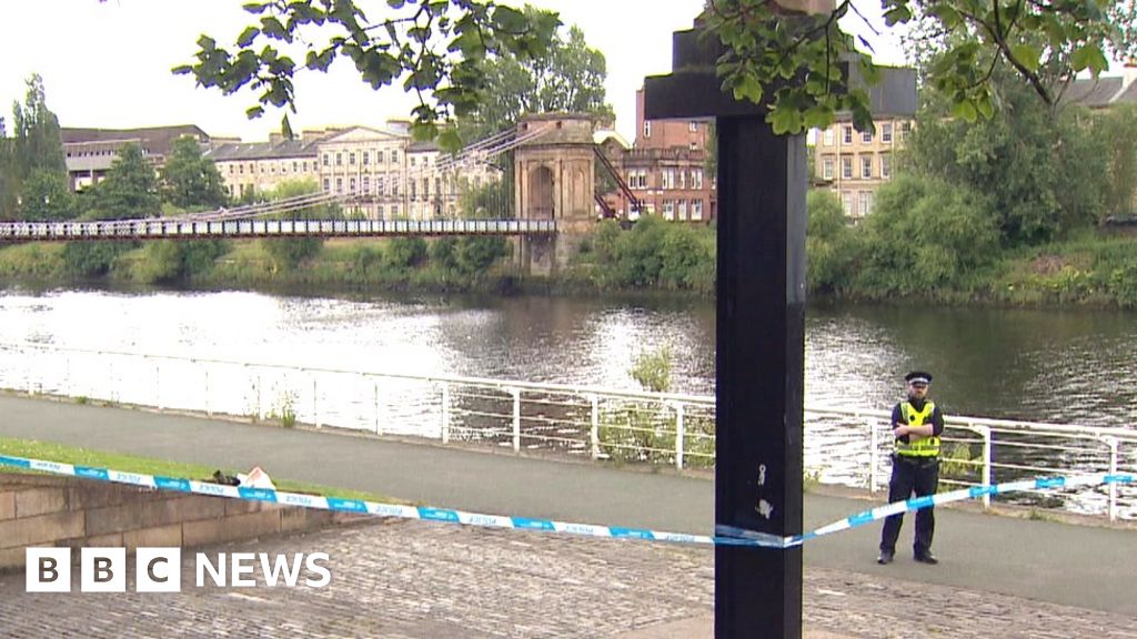 Man dies in River Clyde jump after running from police - BBC News
