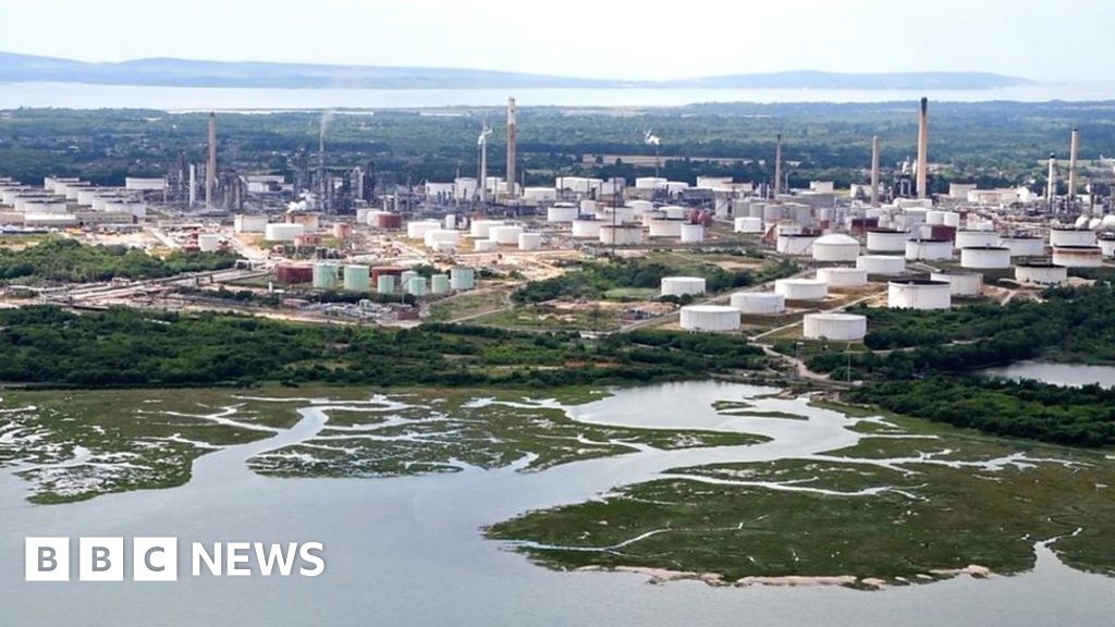 Fawley oil refinery workers begin two-week strike over pay - BBC News