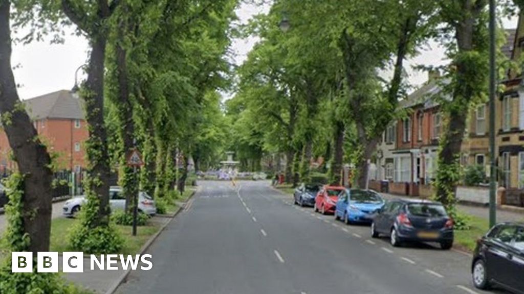 Hull: Woman hurt in Boulevard knifepoint carjacking - police - BBC News