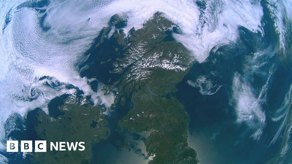 Satellite view of Earth: Cloudless UK - BBC News