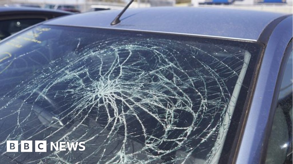 People throwing objects from Kent bridges face prison - BBC News
