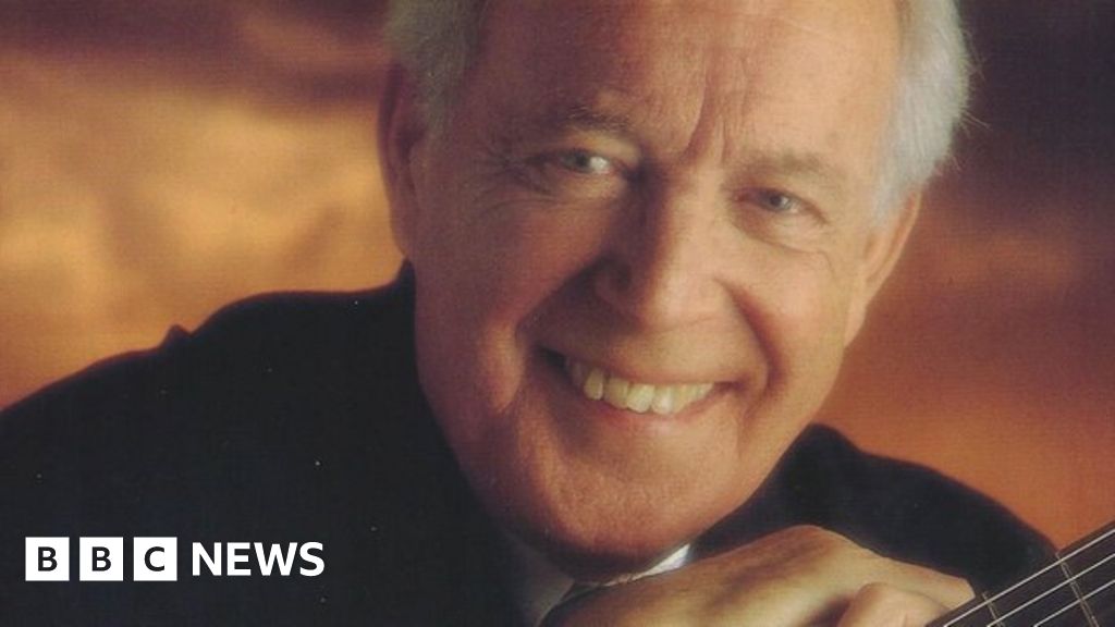 Val Doonican, Irish singer, dies at 88 - BBC News
