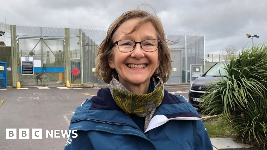 Erlestoke Prison: Volunteers needed for visitor transport - BBC News