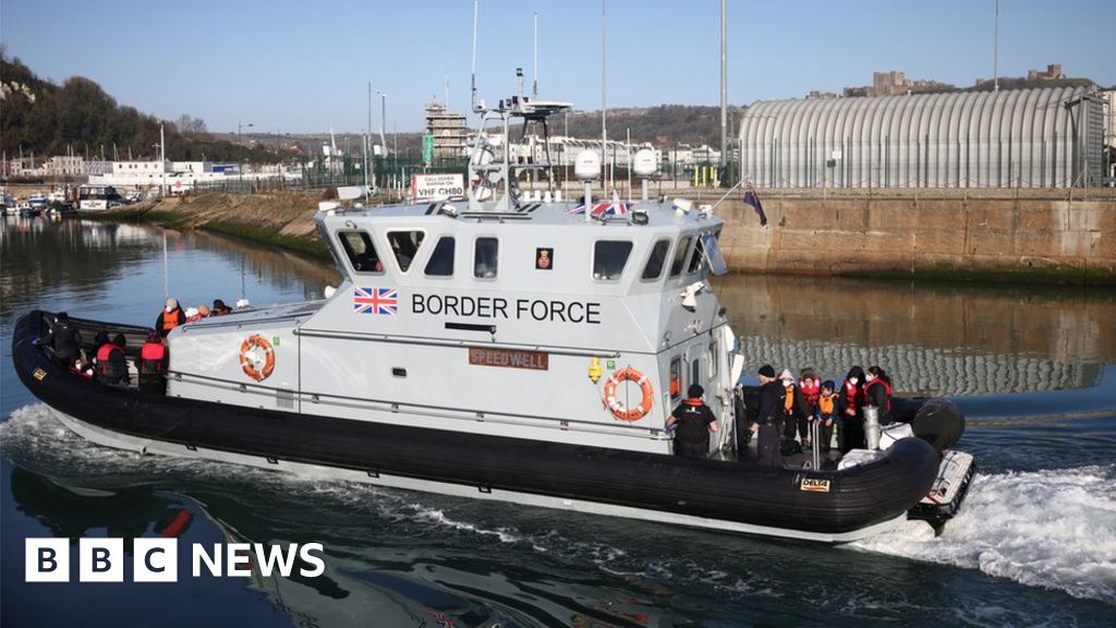 Channel migrants: Committee report condemns government 'squabbling ...