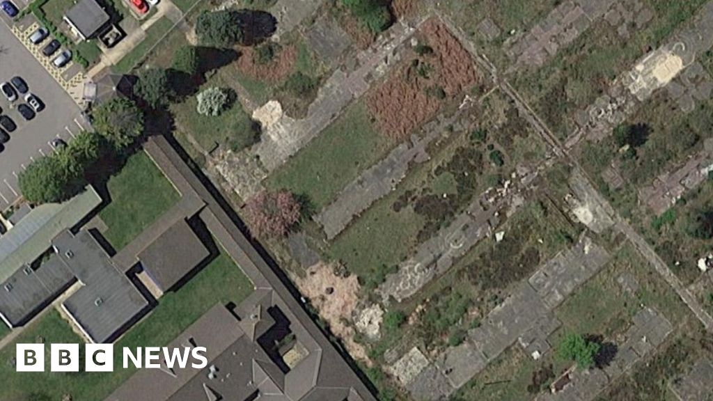 Ferndown green belt housing plan approved - BBC News