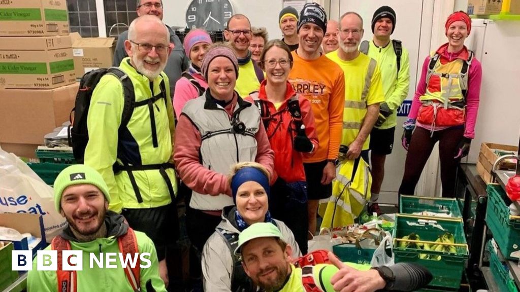 Cost of living: Runners deliver donations to food banks - BBC News