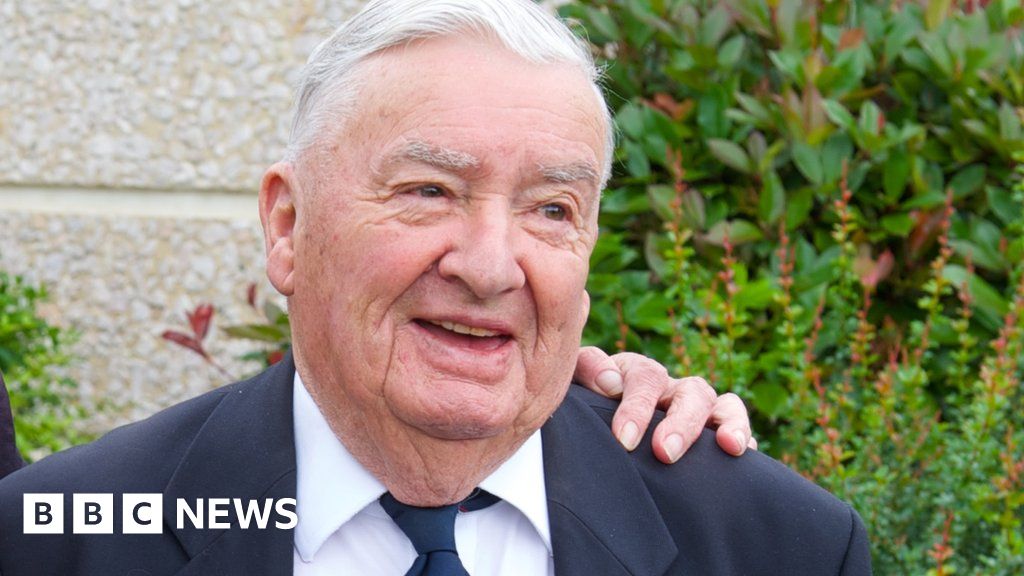 Jersey D-Day veteran Harry Fenn dies aged 97 - BBC News
