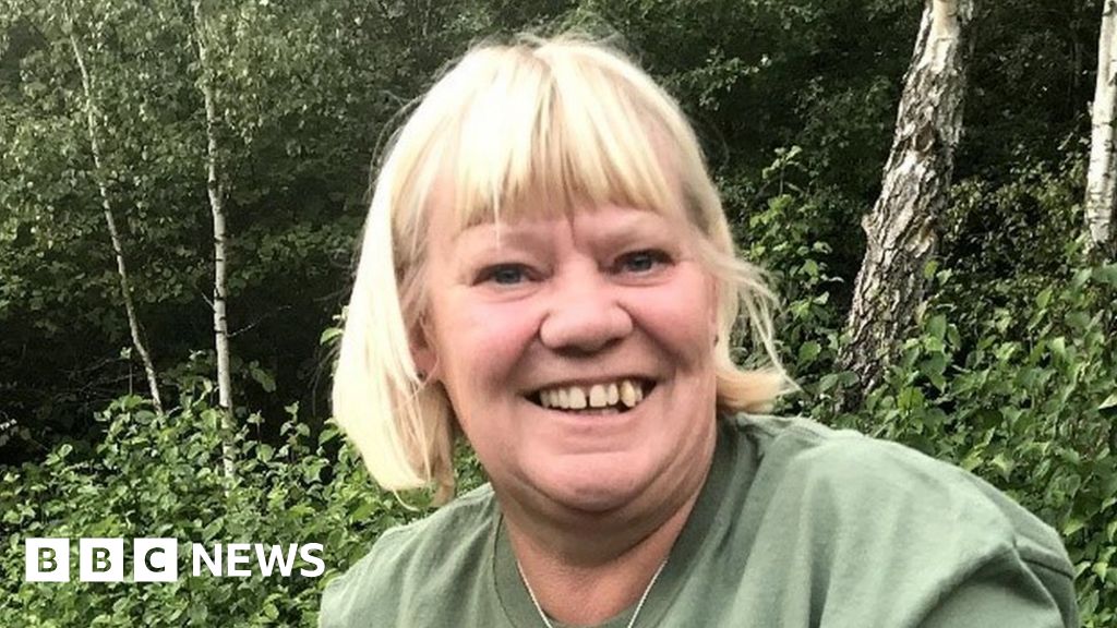 East Hanney: Tributes paid to Christmas Day crash victim - BBC News