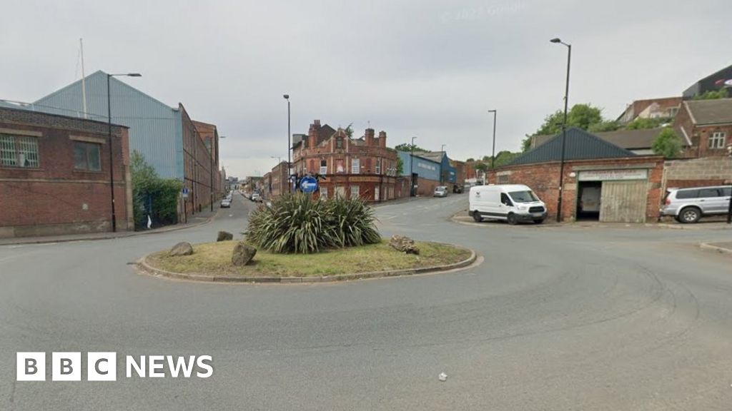 Driver in Sheffield roundabout crash dies - BBC News