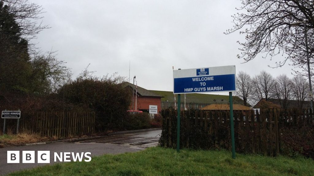 HMP Guys Marsh inmates stage rooftop protest - BBC News