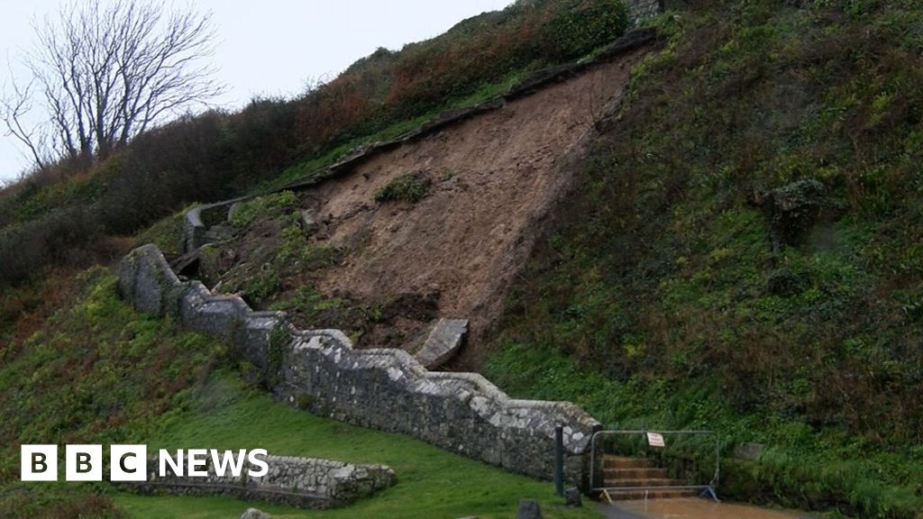 Landslide closes Guernsey cliff path steps - BBC News