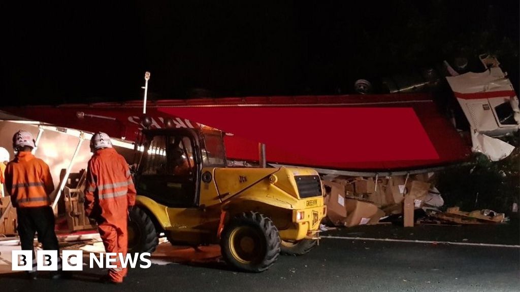 Lorry passenger killed in M20 crash in Kent - BBC News