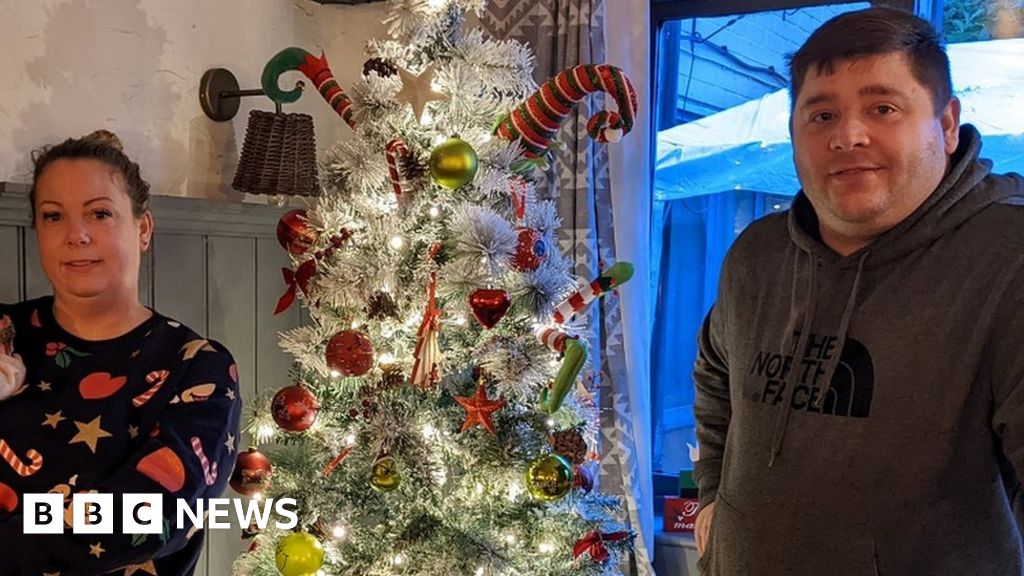 Great Chatwell pub helps struggling locals at Christmas - BBC News