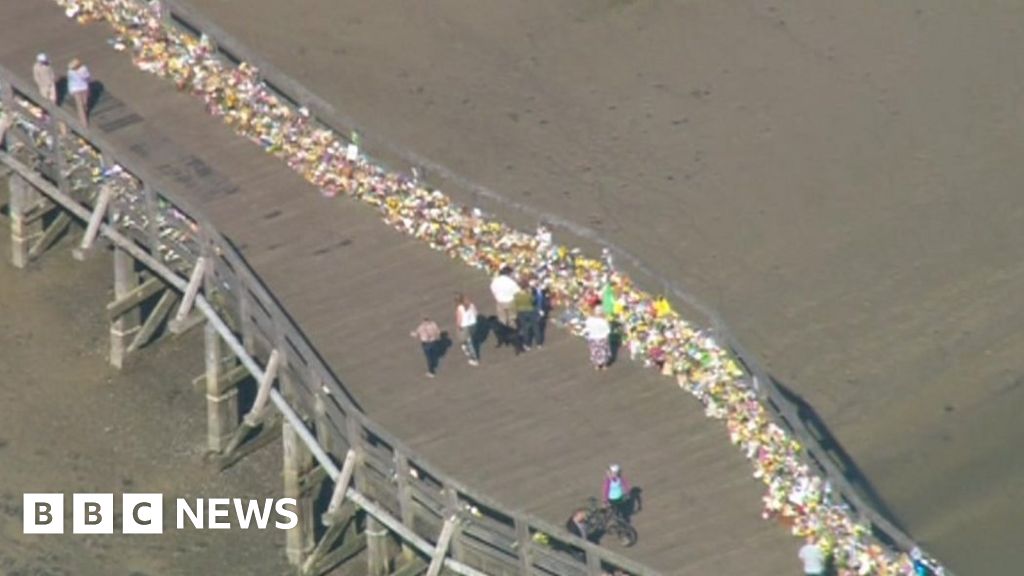 Shoreham marks one year since air show disaster - BBC News