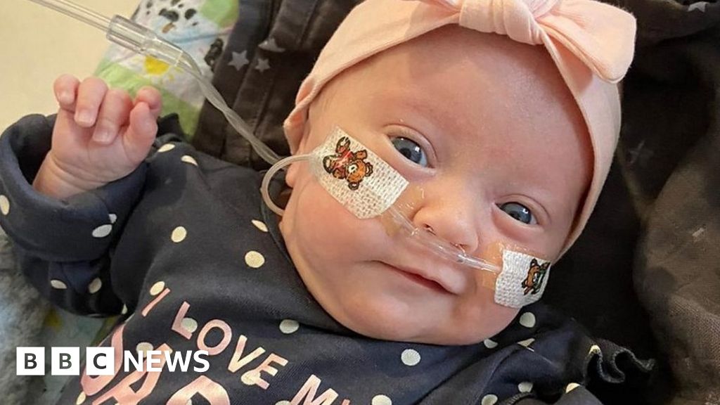 Technology helps parents of premature babies stay in touch - BBC News