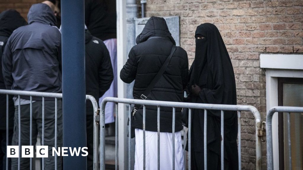 Dutch court convicts nine for terror offences - BBC News