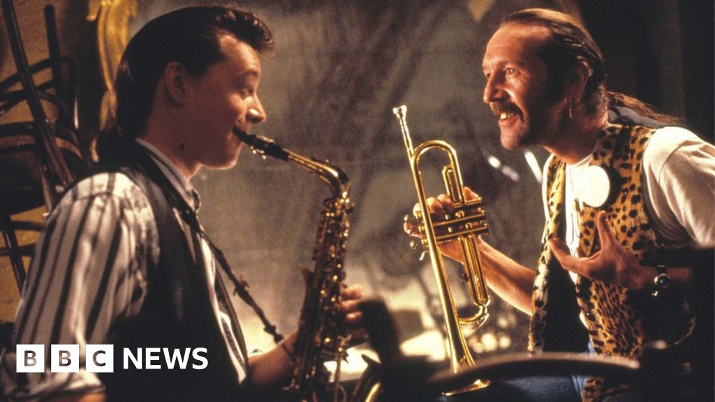 Commitments star Johnny Murphy aka Joey the Lips dies - BBC News