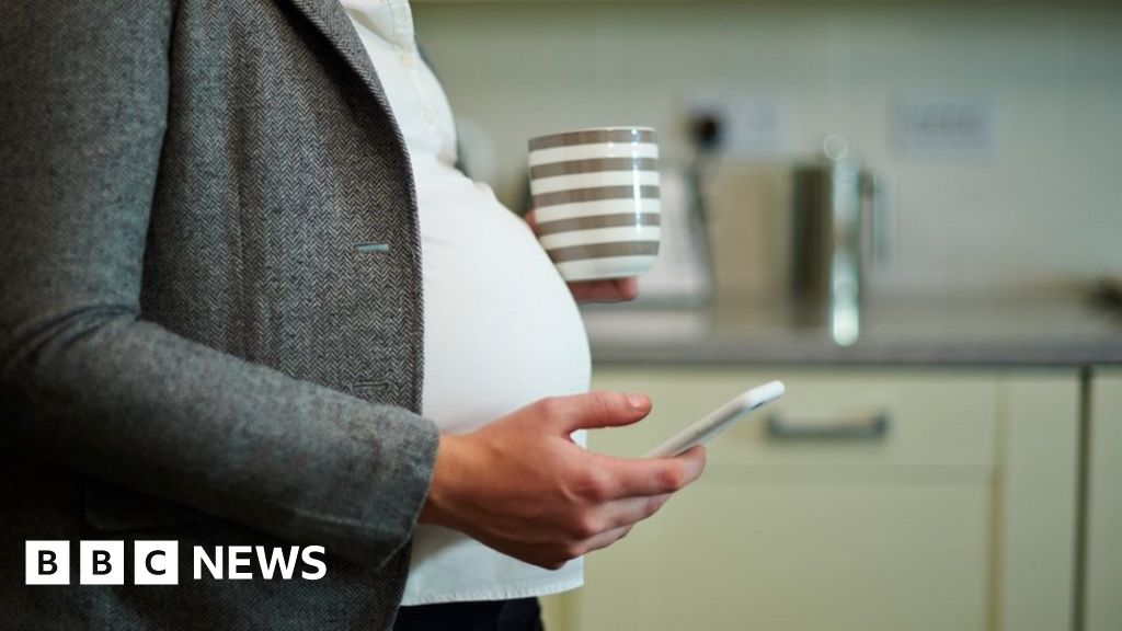 Hospital trust launches Badger Notes maternity app - BBC News