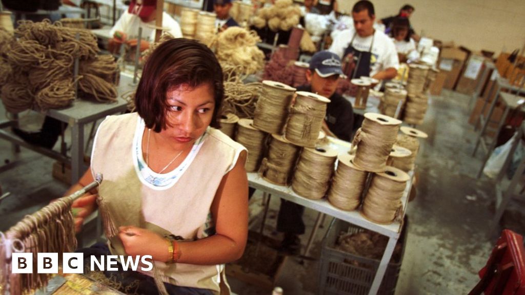 Trump won't scrap Nafta trade deal 'at this time' - BBC News