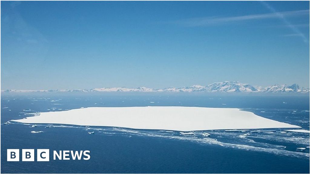 RAF plane returns to inspect crumbling giant iceberg - BBC News
