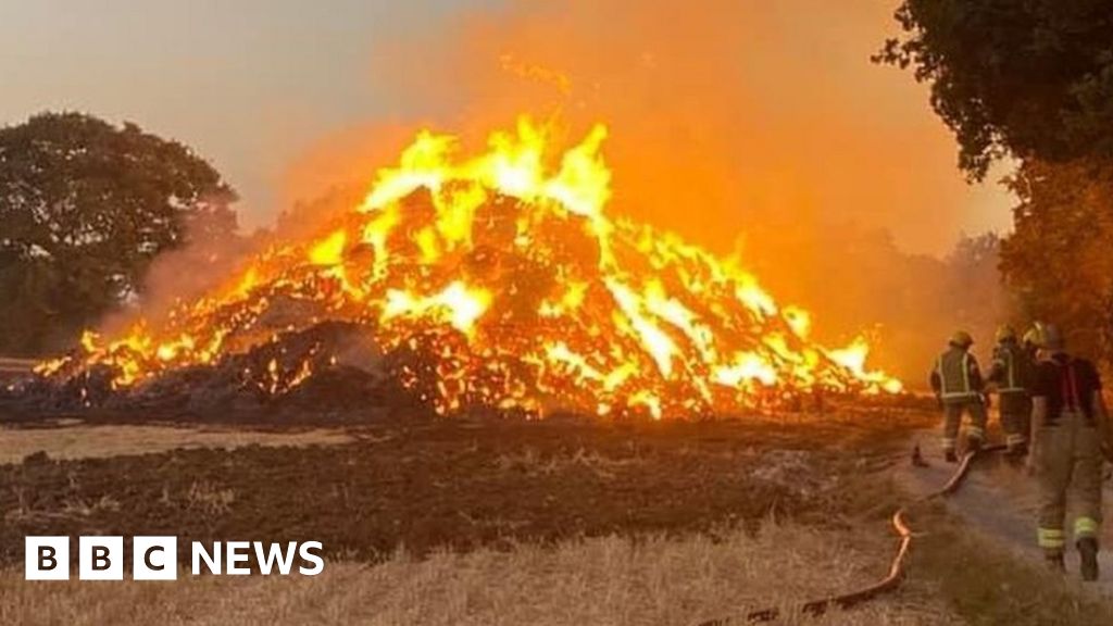 Heatwave: Hampshire crews tackle 800-tonne straw fire at farm - BBC News