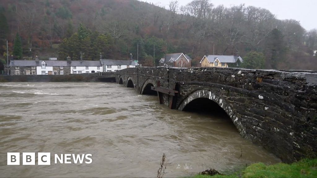 Wales Weather: Swollen rivers and lakes as heavy rain hits - BBC News