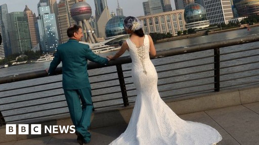 China: Wedding rush over 'late marriage' holiday change - BBC News