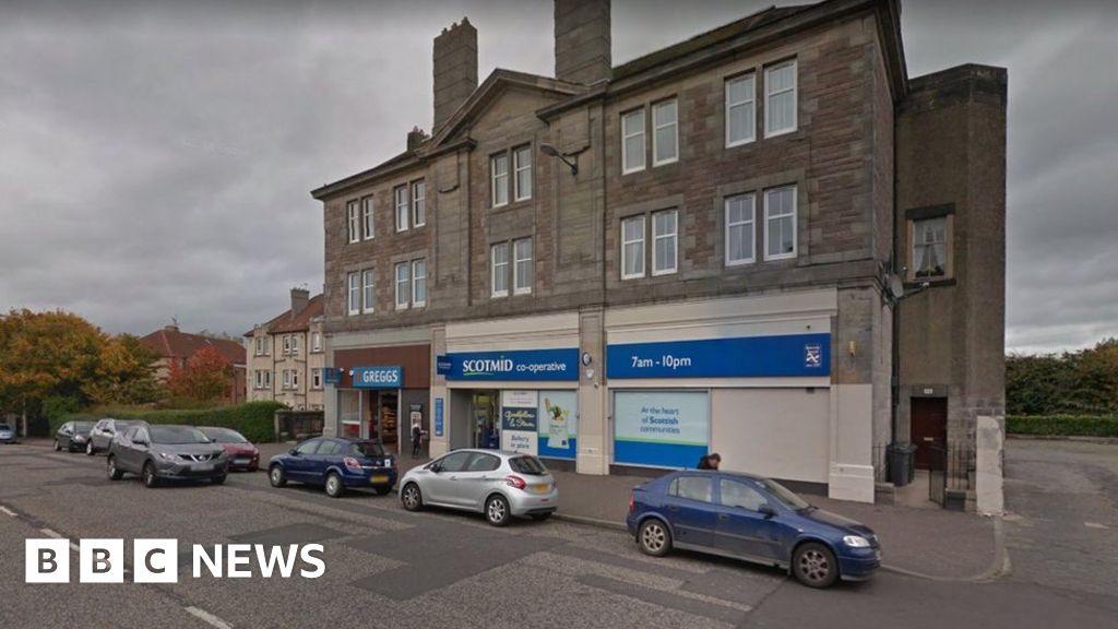 Woman robbed as she uses cash machine in Edinburgh